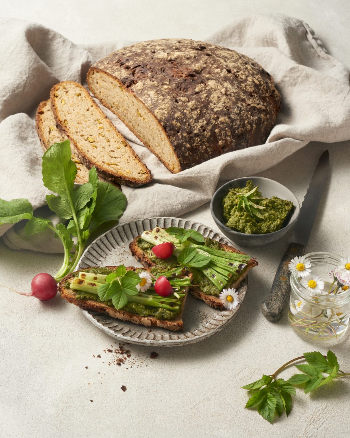 Brotzeit mit Wildkräuter-Kartoffel-Aufstrich | eat sleep green